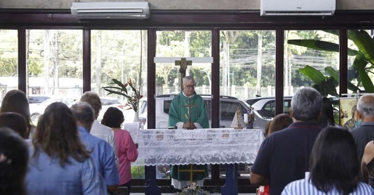 Missa no Grupo Liberal: padre Claudio Pighin exorta fiéis à prática da ...
